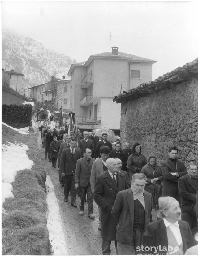 Funerali di Don Michele Paganelli | Storylab